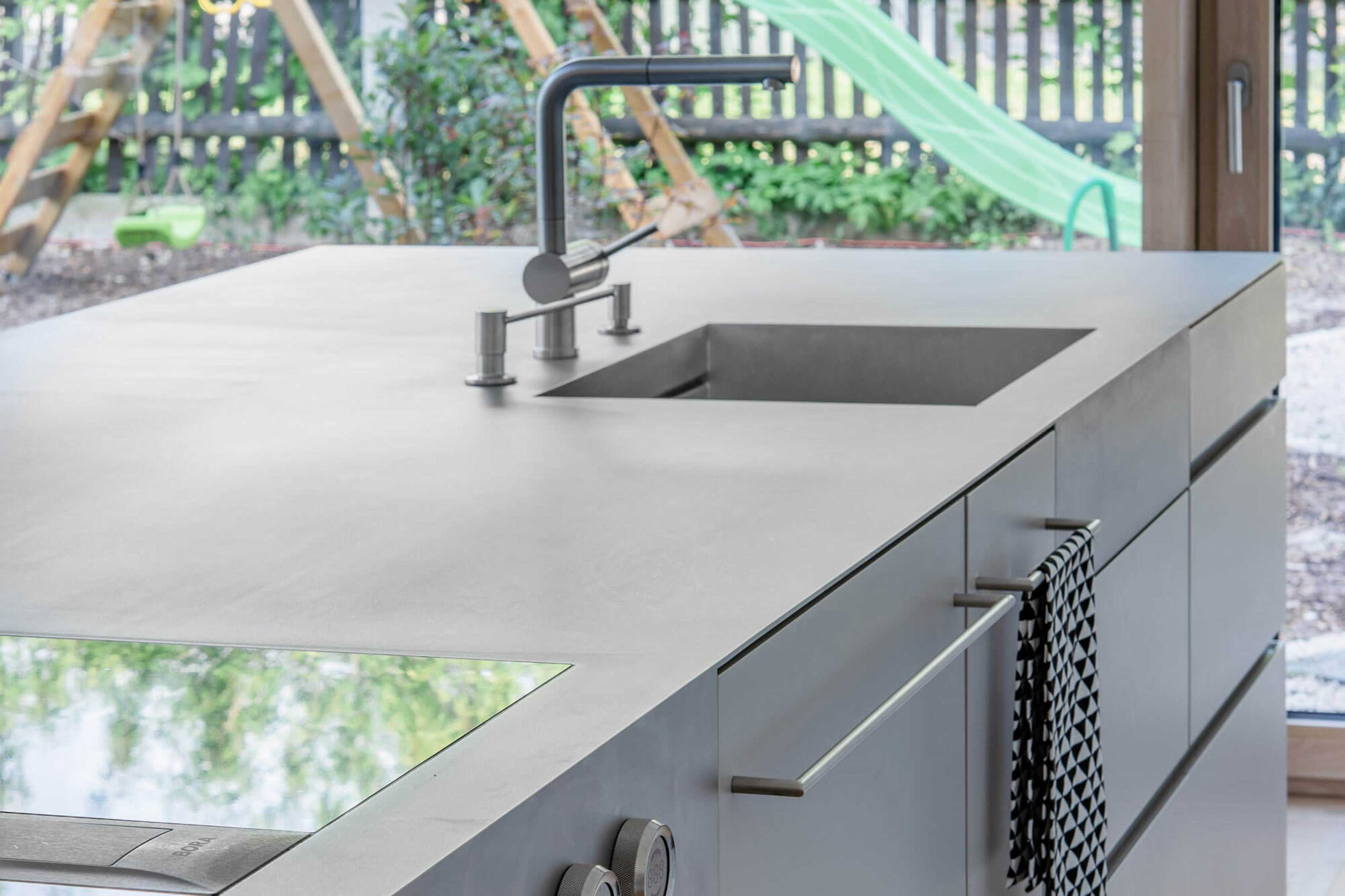 Küchenarbeitsplatten aus Edelstahl, flächenbündige Spülen, Vorarlberg | Simeoni Metallbau